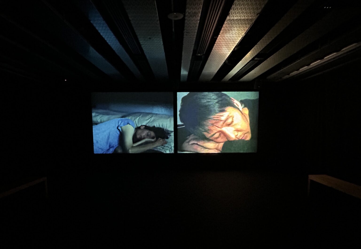 2つの「万博」を挟んで、音楽の始原に触れる坂本龍一の探求「sakamotocommon OSAKA 1970/2025/大阪/坂本」VS.（ヴイエス） 三木学評 - 美術評論＋